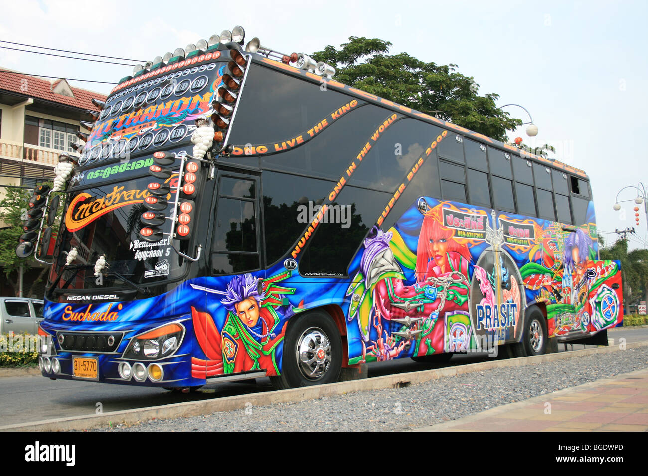 Bunte thailändische Bus in einem Vorort von Bangkok, Thailand ...