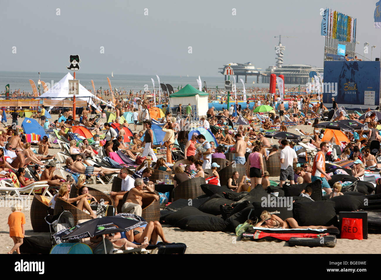 Hochsaison am größten Meer Strand von Scheveningen, Den Haag ...