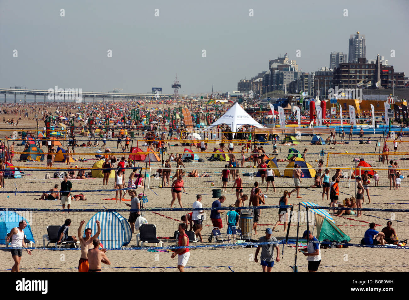 Hochsaison am größten Meer Strand von Scheveningen, Den Haag ...