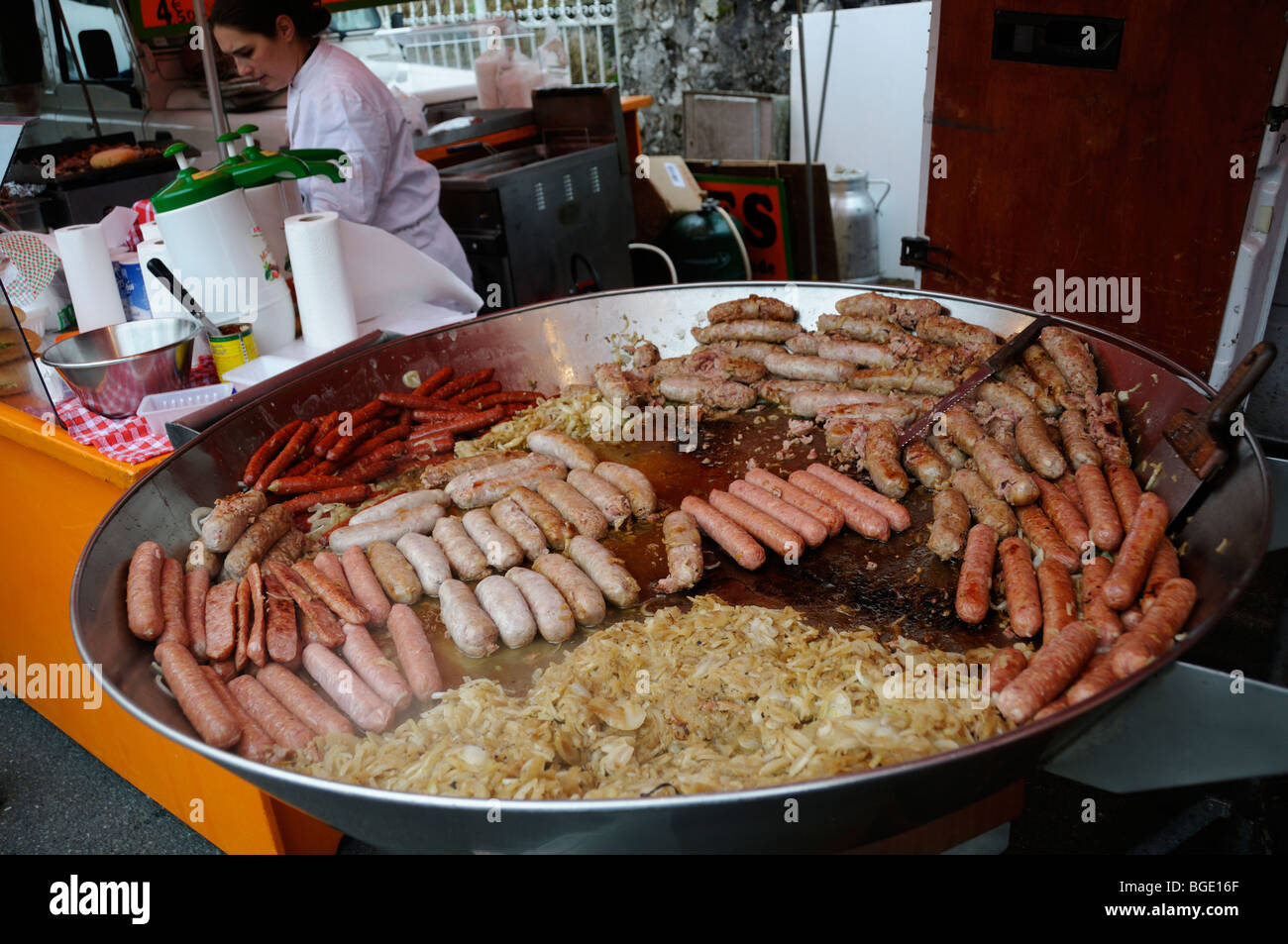 Large frying pan -Fotos und -Bildmaterial in hoher Auflösung – Alamy