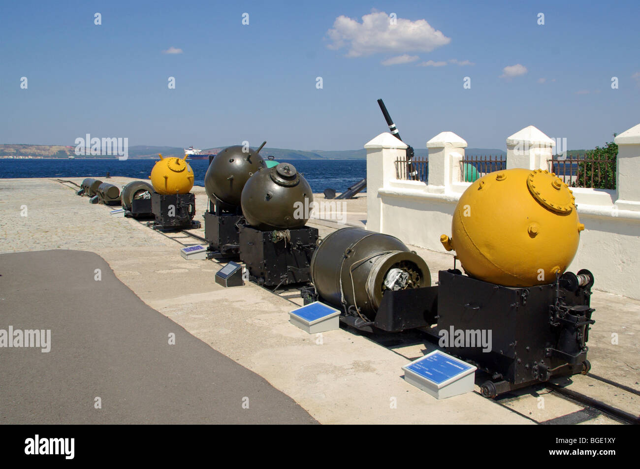 Verschiedene Minen auf der Canakkale Deiz Mulesi Naval Museum mit ...