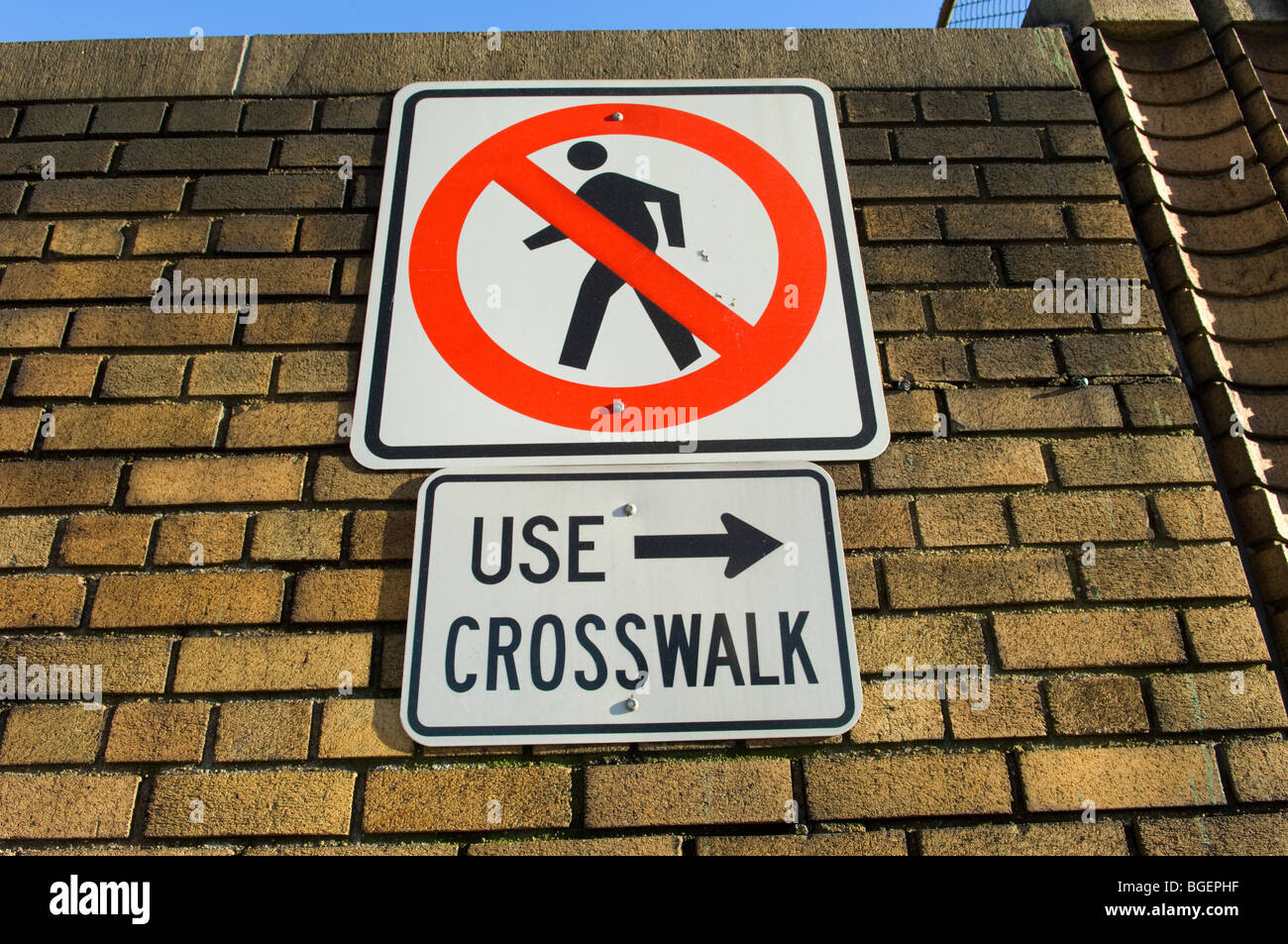 Zebrastreifen warnender verkehr -Fotos und -Bildmaterial in hoher ...