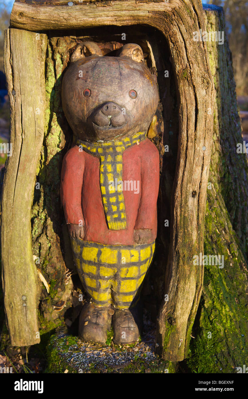 Holzskulptur von Rupert Bär in Linford Wood, Milton Keynes ...