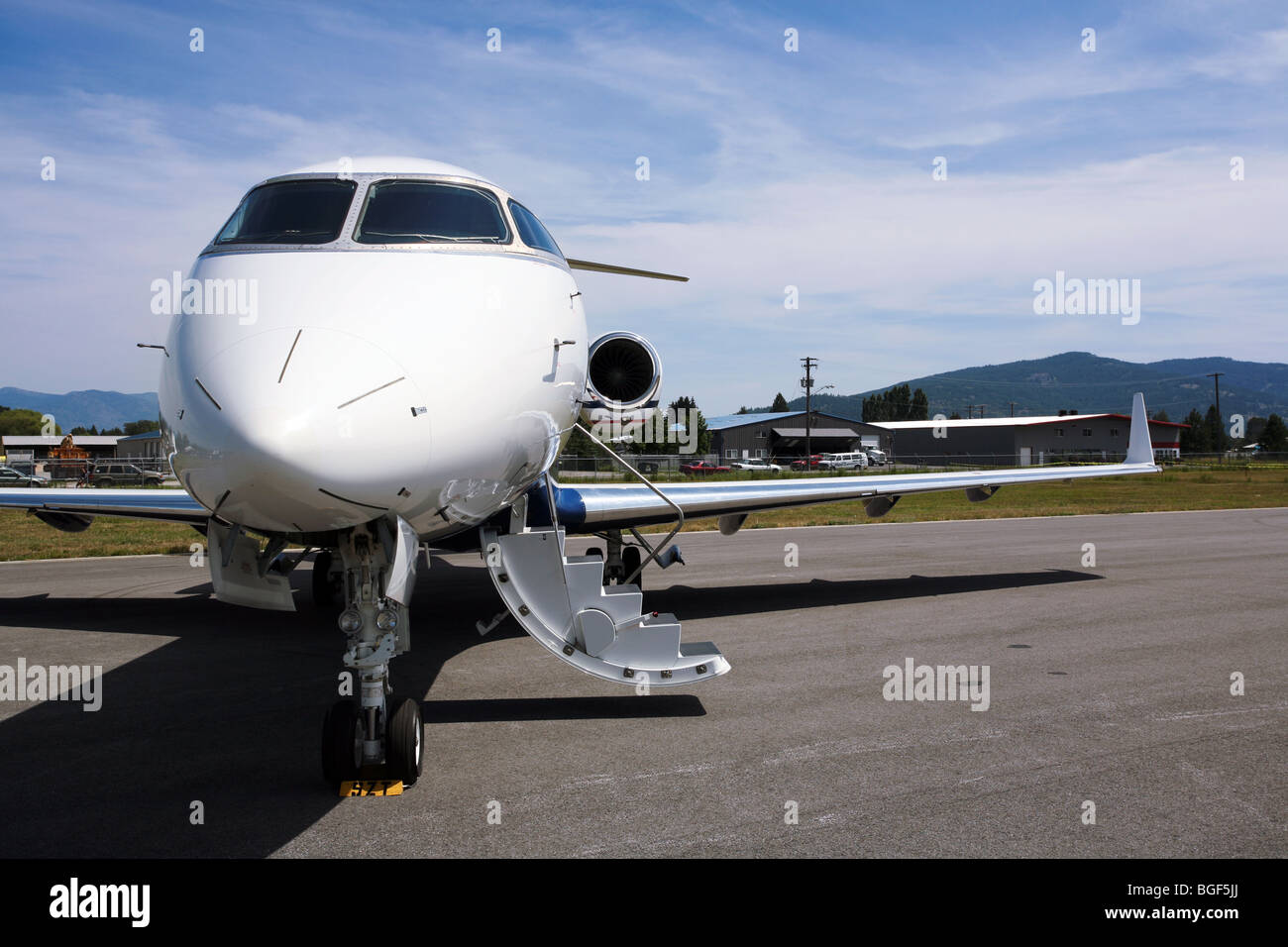 Private jet parked -Fotos und -Bildmaterial in hoher Auflösung – Alamy