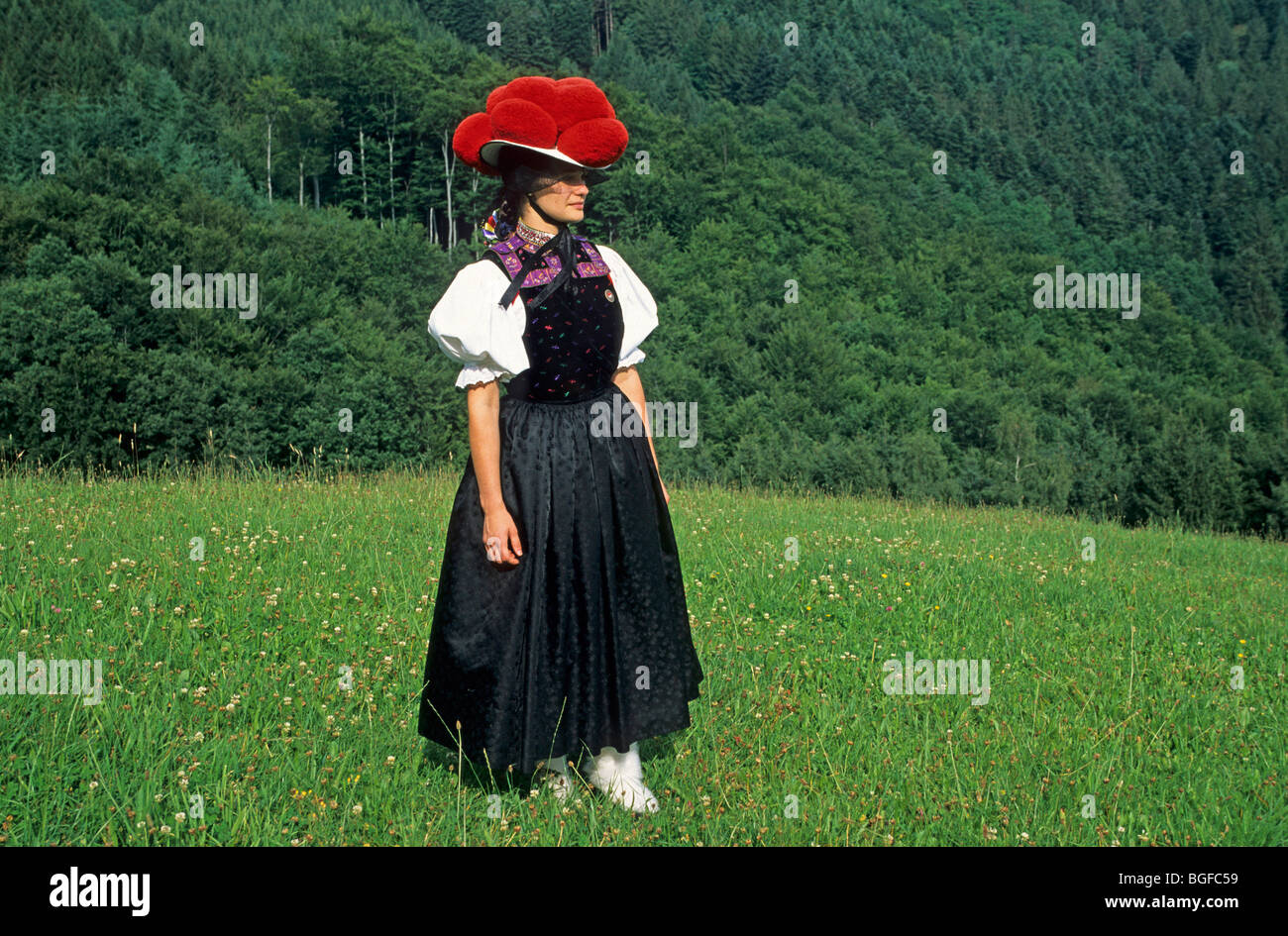 Schwarzwald Mädchen mit traditionellen Kleid und Hut, Baden-Württemberg ...