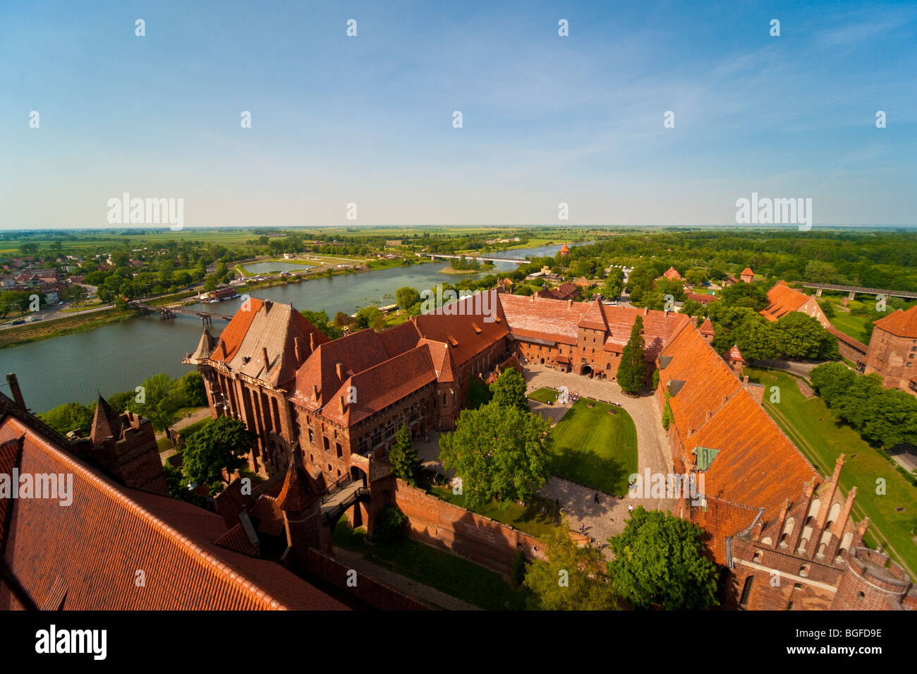 Luftaufnahme des Deutschen Ritterordens Schloss Marienburg und Fluss ...