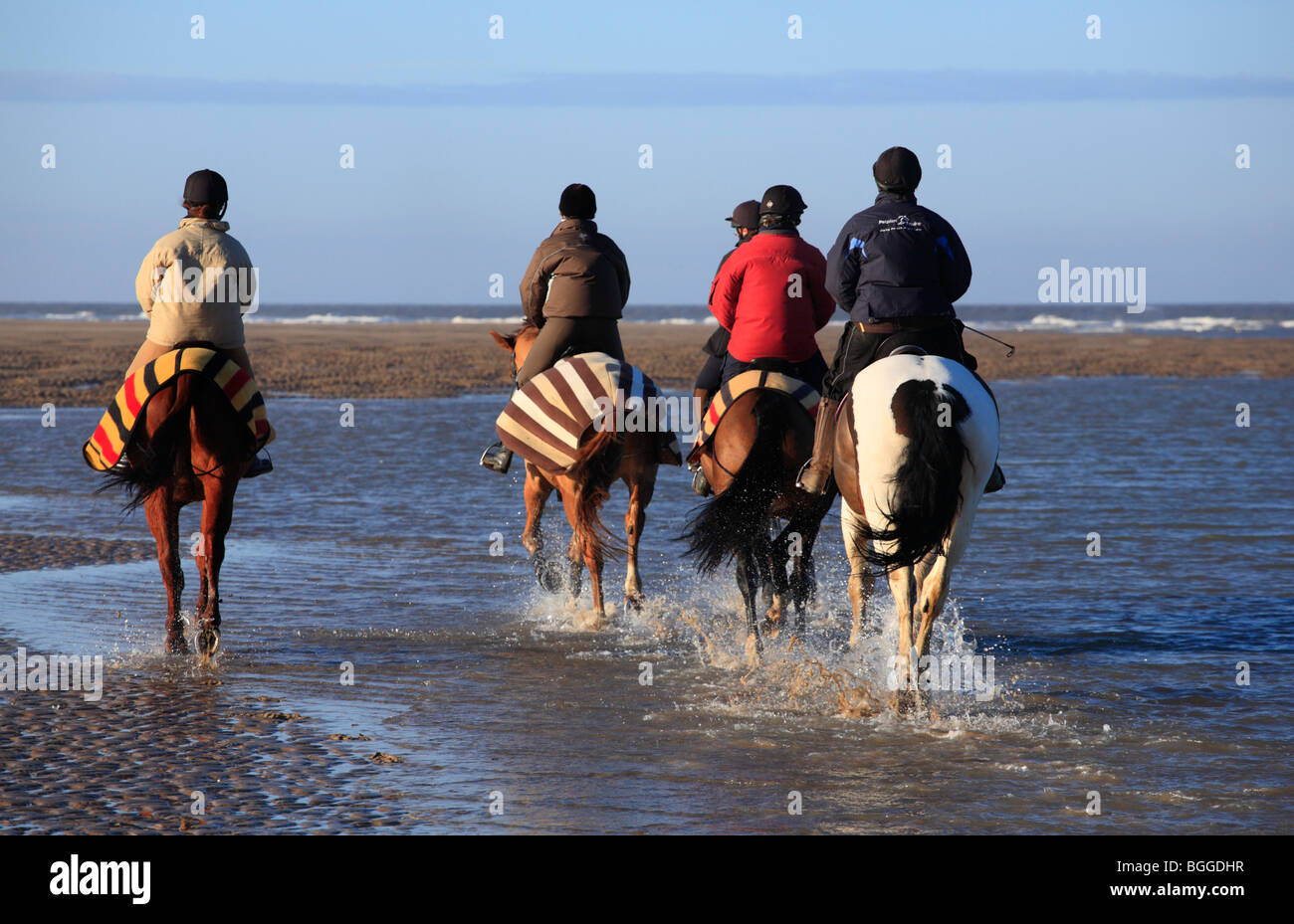 Strand und reiter -Fotos und -Bildmaterial in hoher Auflösung – Alamy