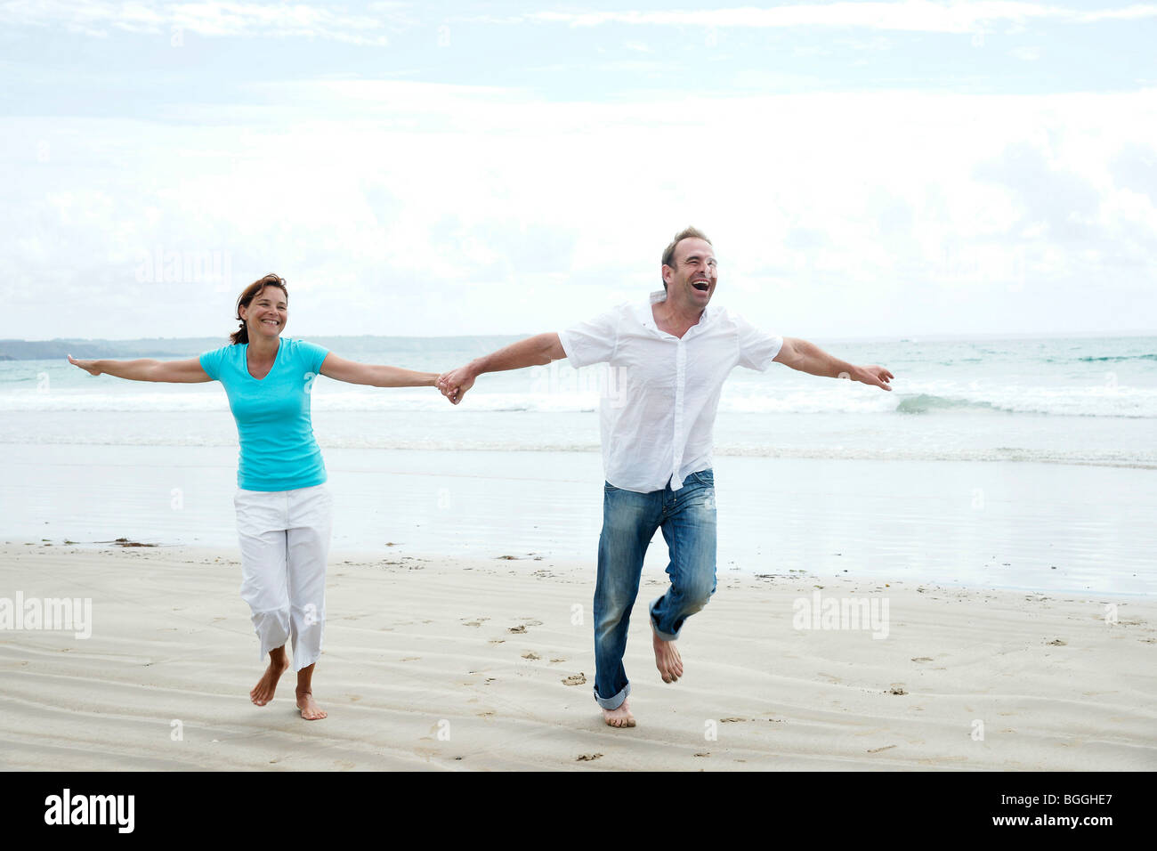 Ein tag am strand zusammen hand in hand -Fotos und -Bildmaterial in ...