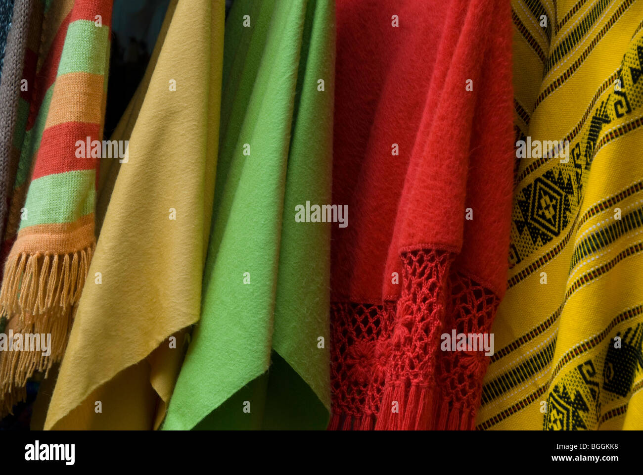 Menschen in ponchos -Fotos und -Bildmaterial in hoher Auflösung – Alamy