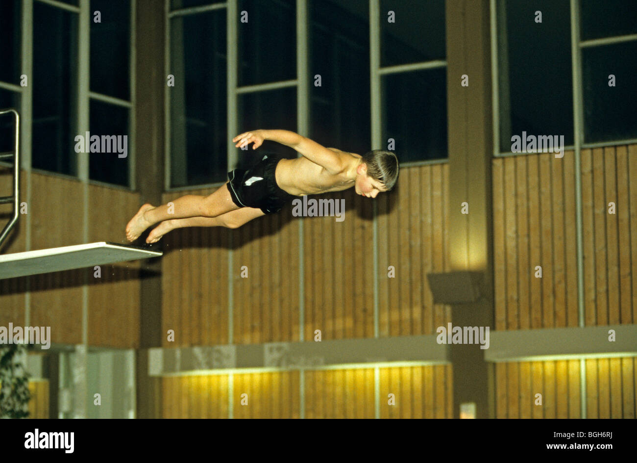 Jump off diving board -Fotos und -Bildmaterial in hoher Auflösung – Alamy