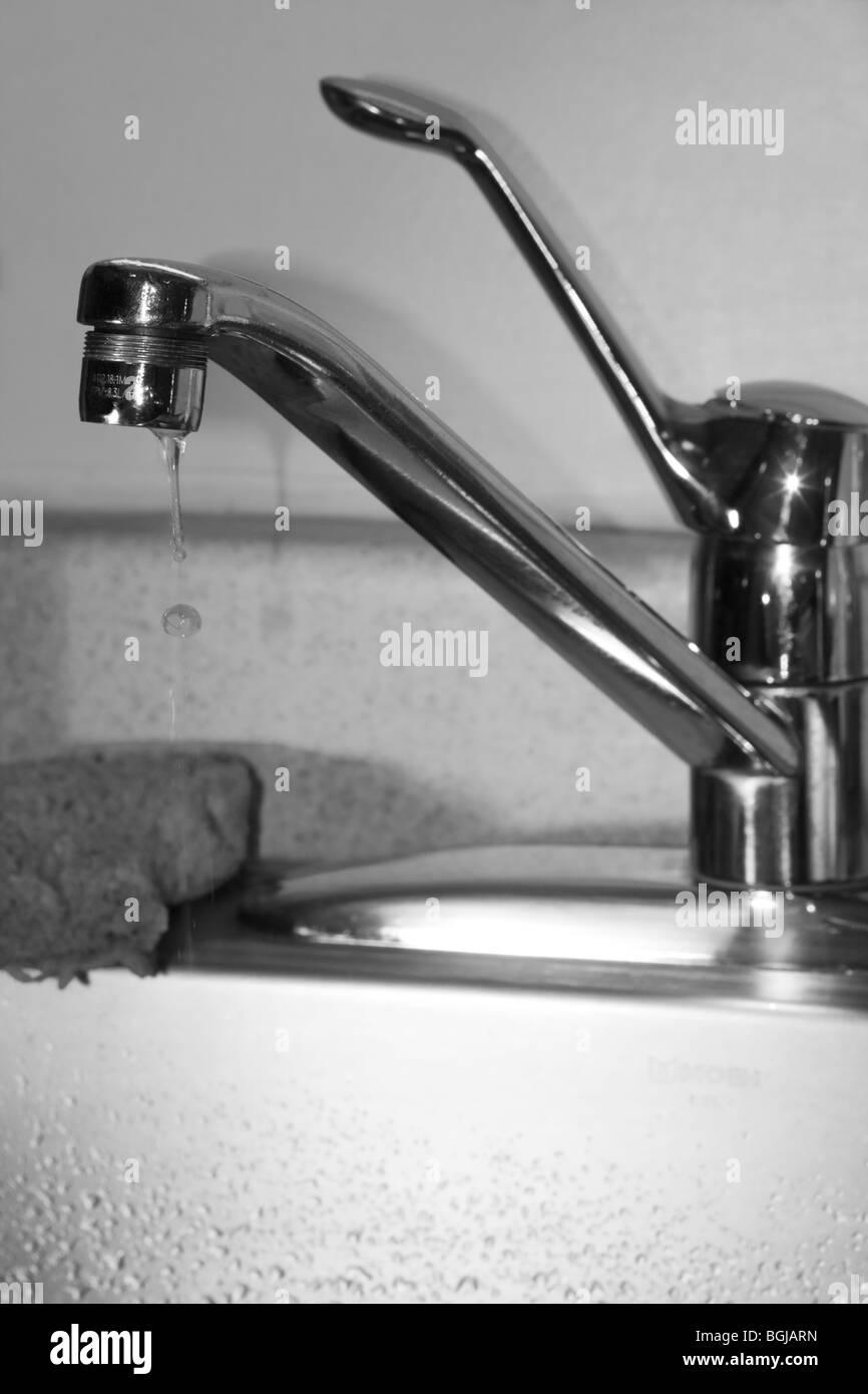 Tropfen tropft tropfend -Fotos und -Bildmaterial in hoher Auflösung – Alamy
