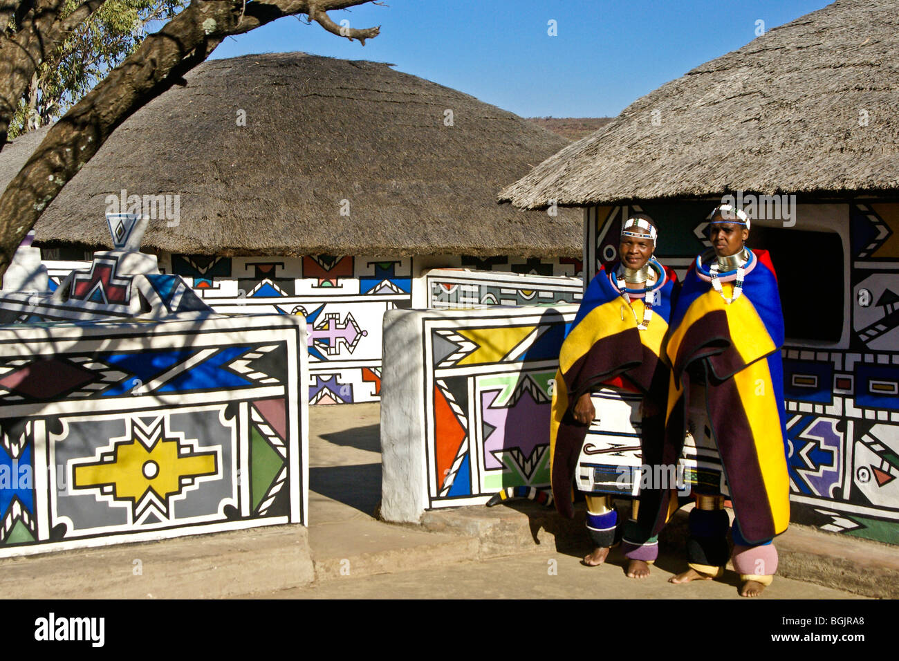 Ndebele Frauen und traditionelle Häuser, Botshabelo, Südafrika ...