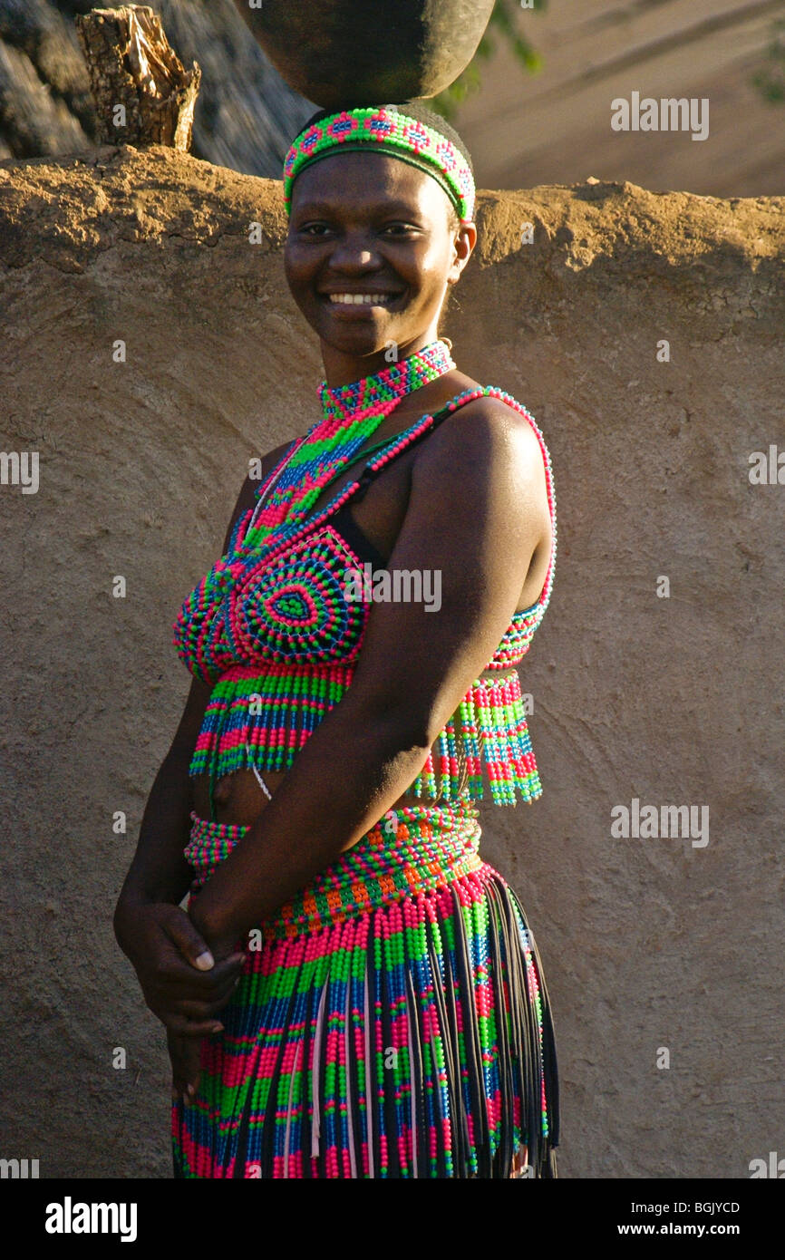 Zulu Frau In Perlen Kleid Shakaland Südafrika Stockfotografie Alamy