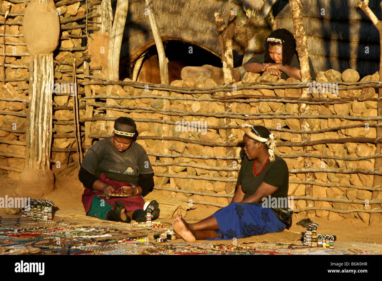 Zulu Frauen Mit Perlen Basteln Shakaland Südafrika Stockfotografie