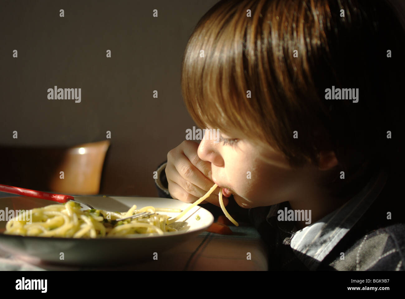 Kind Isst Stockfotos und -bilder Kaufen - Alamy