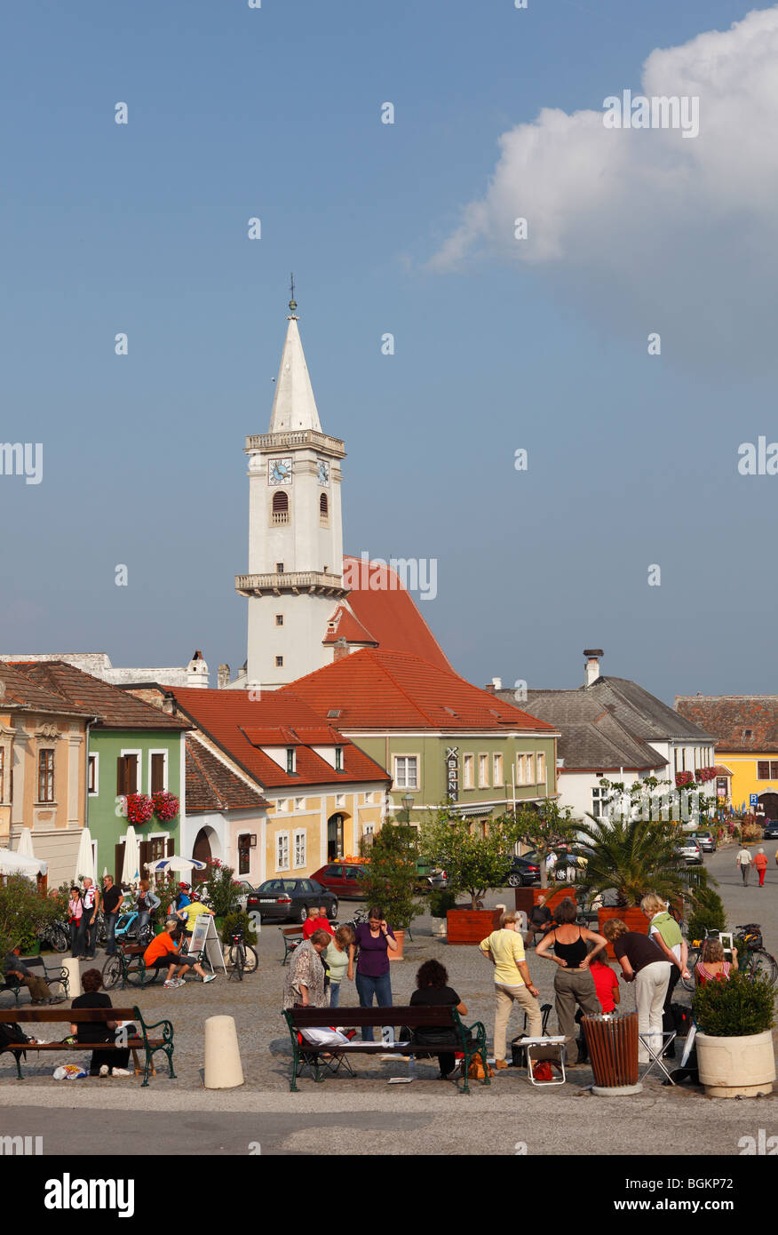 Rathausplatz und katholische Kirche Rust am Neusiedler See, Burgenland ...