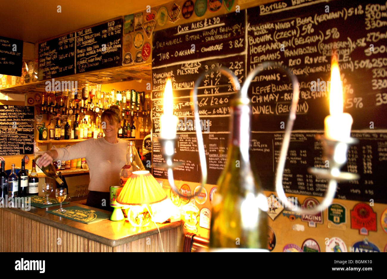 Das Jolly Sportler Restaurant East Chiltington. Eine Bardame und die ...