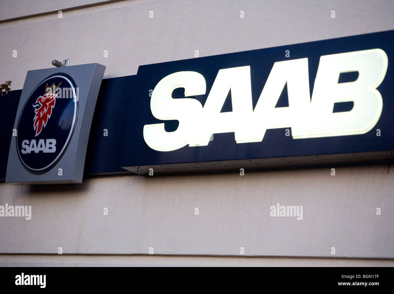 Saab car dealership sign -Fotos und -Bildmaterial in hoher Auflösung ...