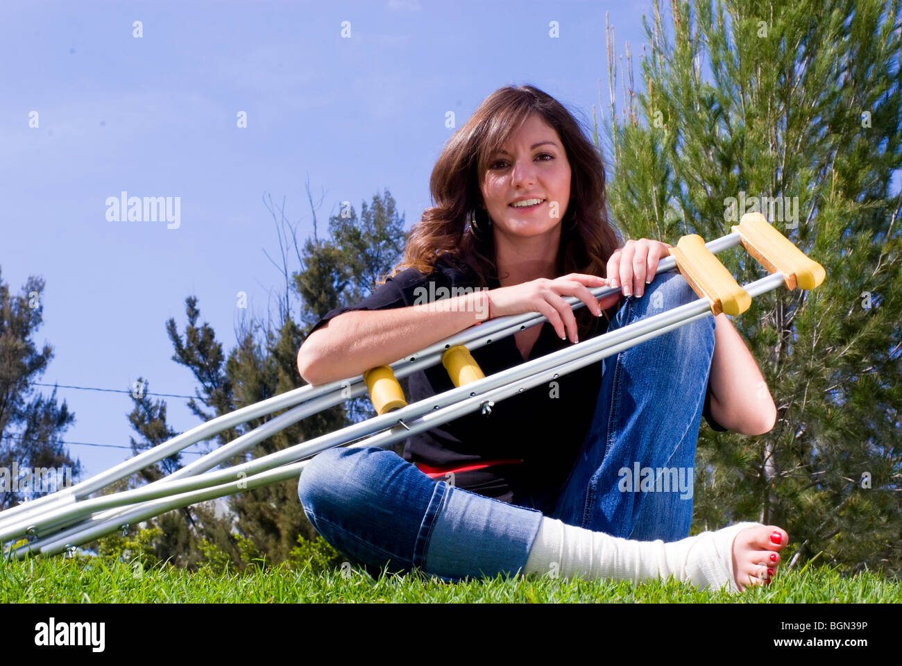 hübsche Frau mit Guss-Fuß Stockfotografie - Alamy