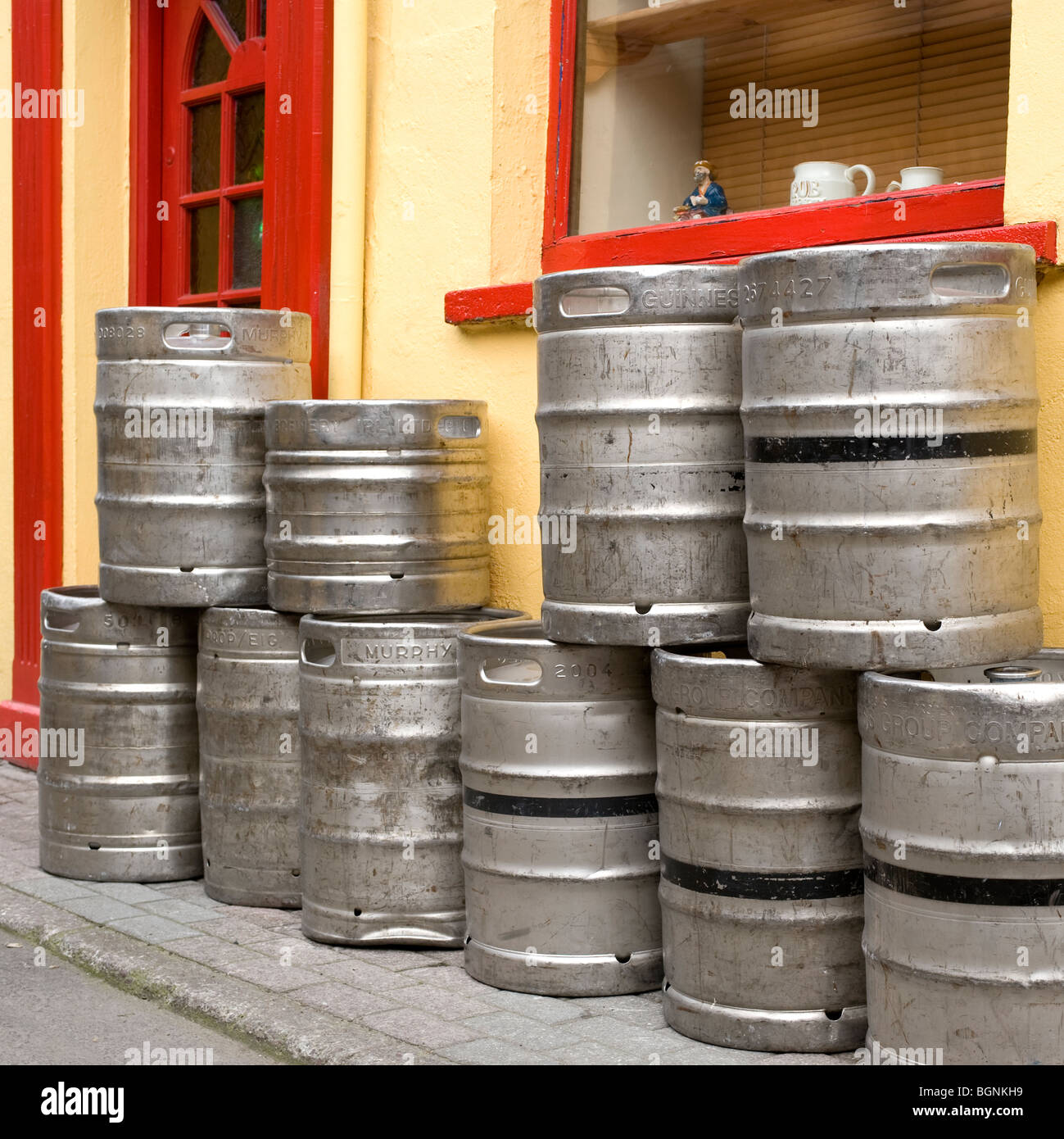 Stack aluminium beer barrels kegs -Fotos und -Bildmaterial in hoher ...