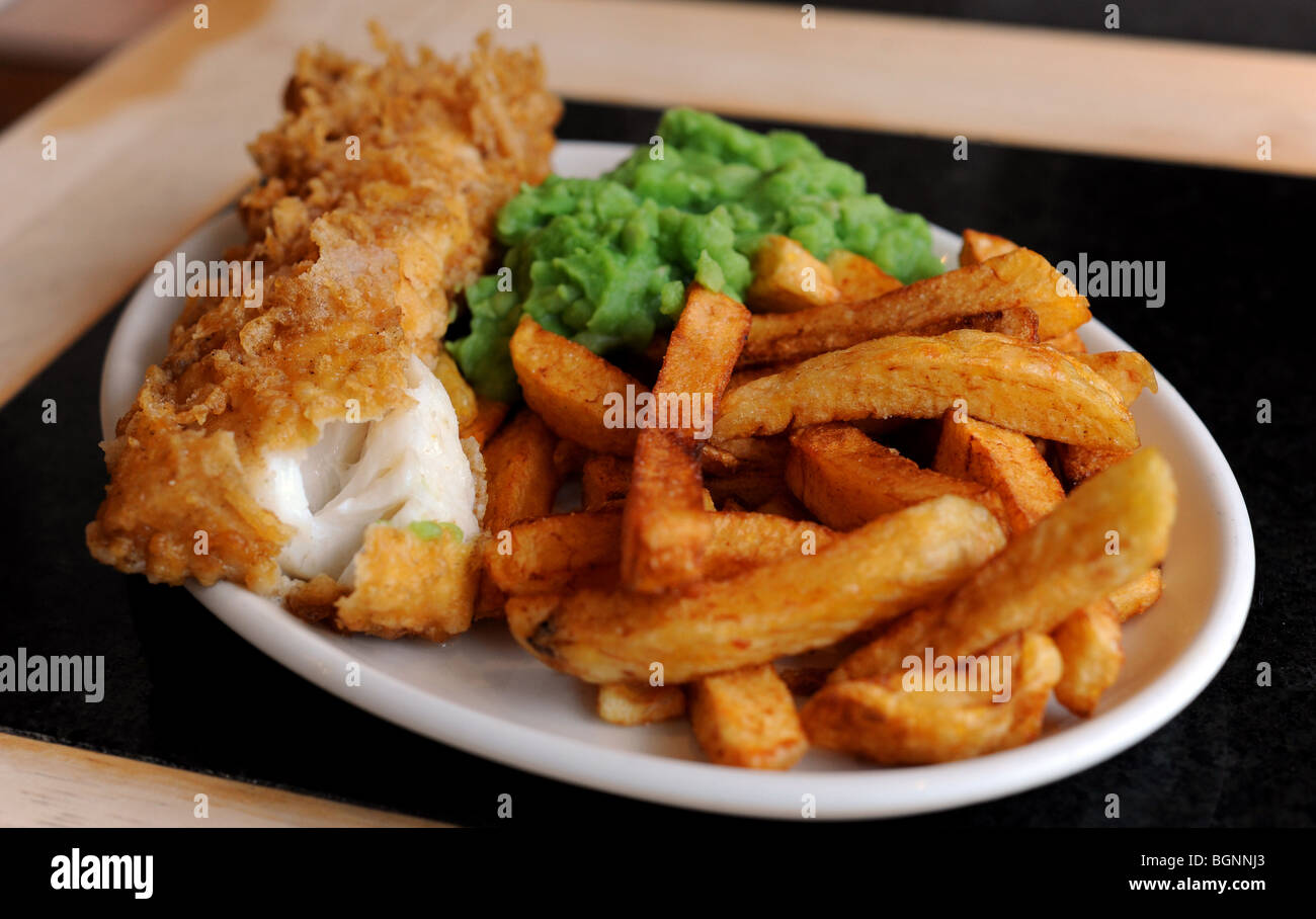 Fish and chips und erbsenbrei -Fotos und -Bildmaterial in hoher ...