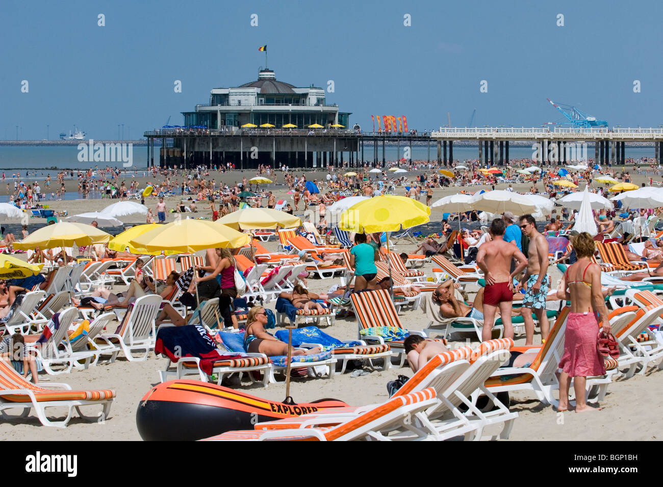 Touristen, Sonnenbaden am Strand, in den Sommerferien und der Pier am ...