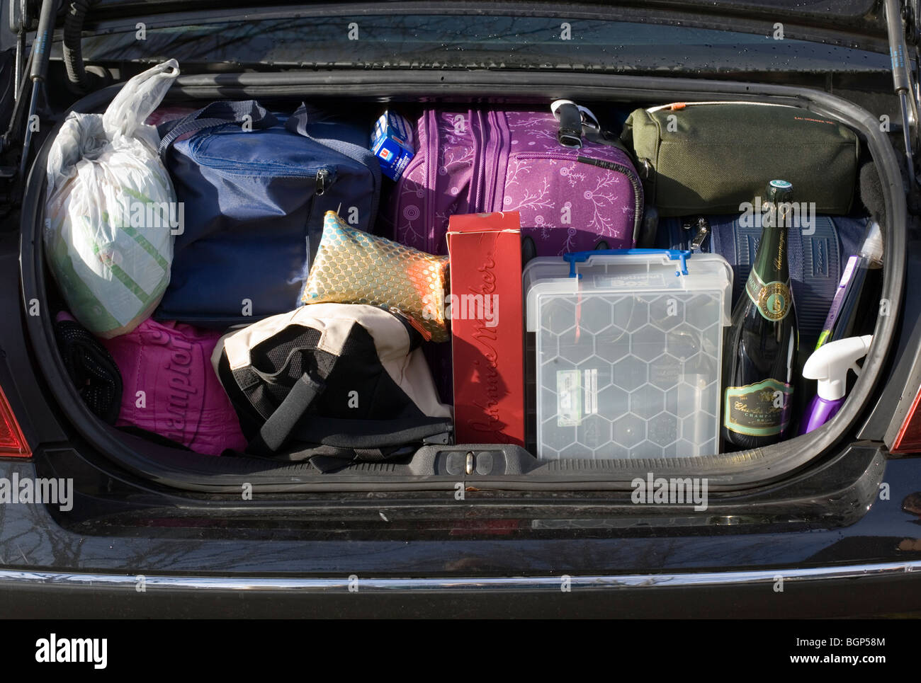 Packed full car boot trunk -Fotos und -Bildmaterial in hoher Auflösung ...