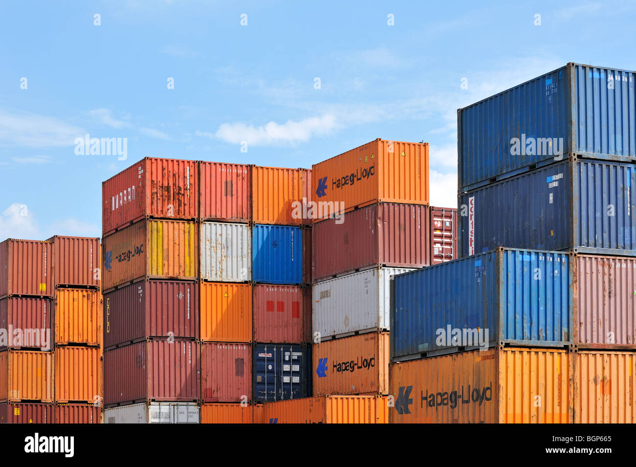 Containers stacked wharf -Fotos und -Bildmaterial in hoher Auflösung ...