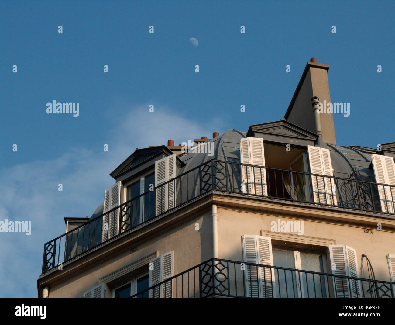 Mansardendach paris -Fotos und -Bildmaterial in hoher Auflösung – Alamy