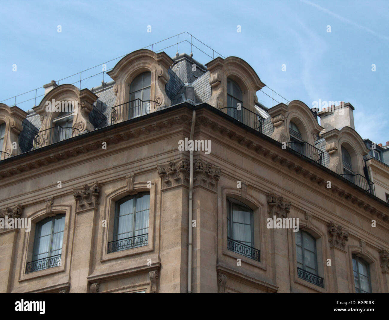 Mansarddach mit Gauben in Walmdach (aka Walmdach). Paris. Frankreich ...