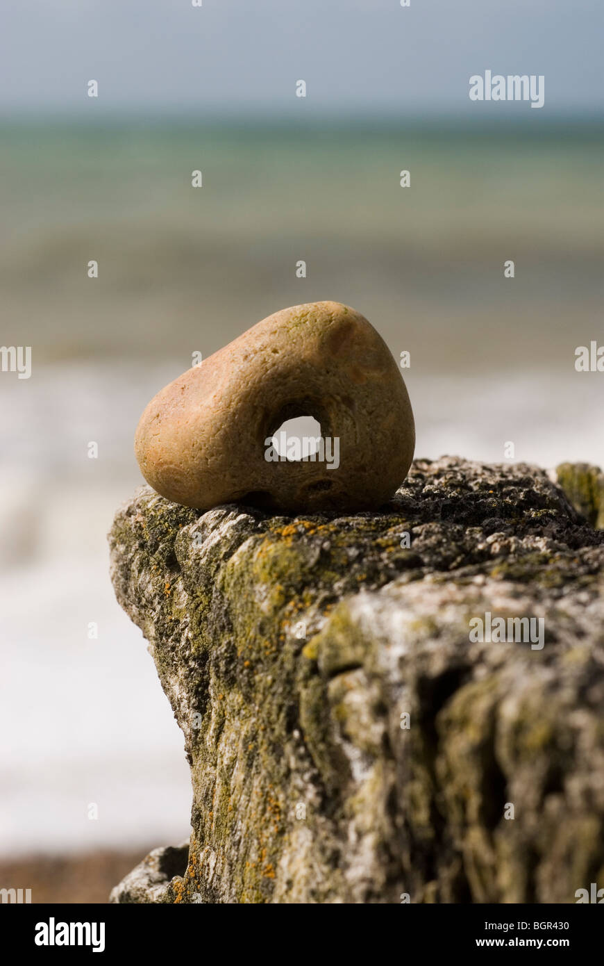 Kiesel mit loch in der mitte -Fotos und -Bildmaterial in hoher ...