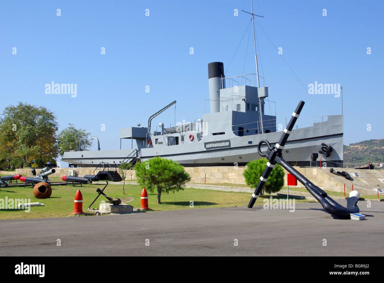 Canakkale Deiz Mulesi Naval Museum mit einer Nachbildung der Minenleger ...