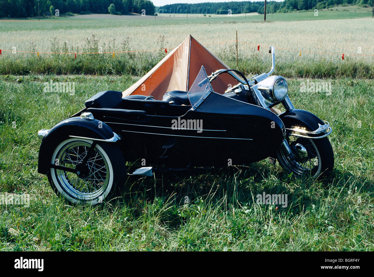 Old motorcycle side car -Fotos und -Bildmaterial in hoher Auflösung – Alamy