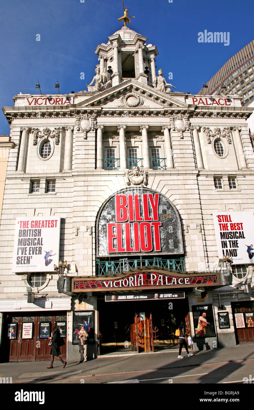 Victoria palace london -Fotos und -Bildmaterial in hoher Auflösung – Alamy