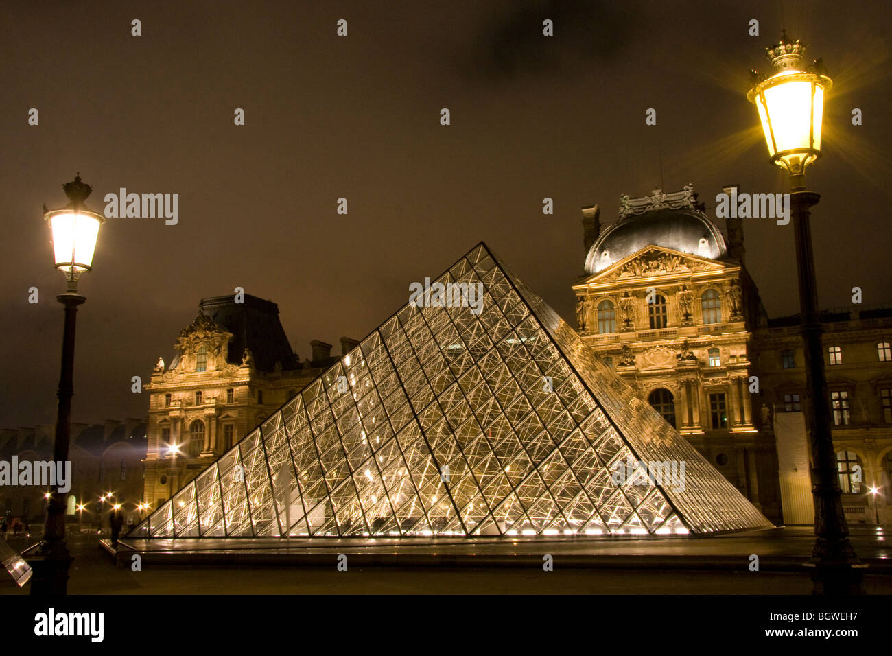Pyramide paris -Fotos und -Bildmaterial in hoher Auflösung – Alamy