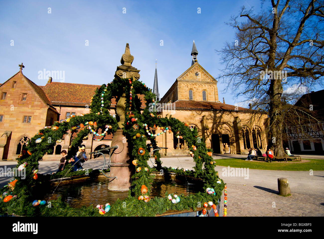 Osterbrunnen schmücken -Fotos und -Bildmaterial in hoher Auflösung – Alamy