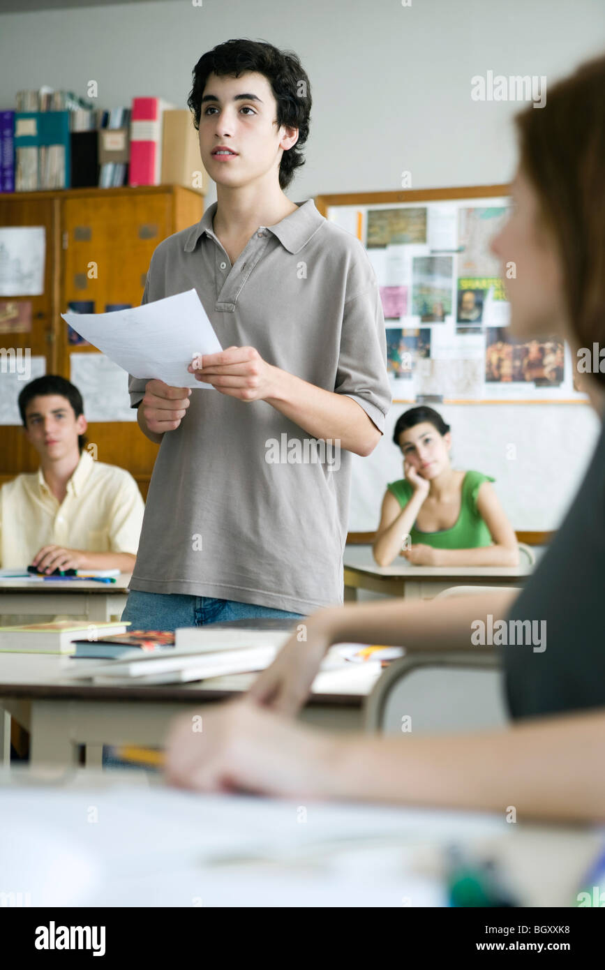 High-School-Schüler lesen Bericht Klasse Stockfotografie - Alamy