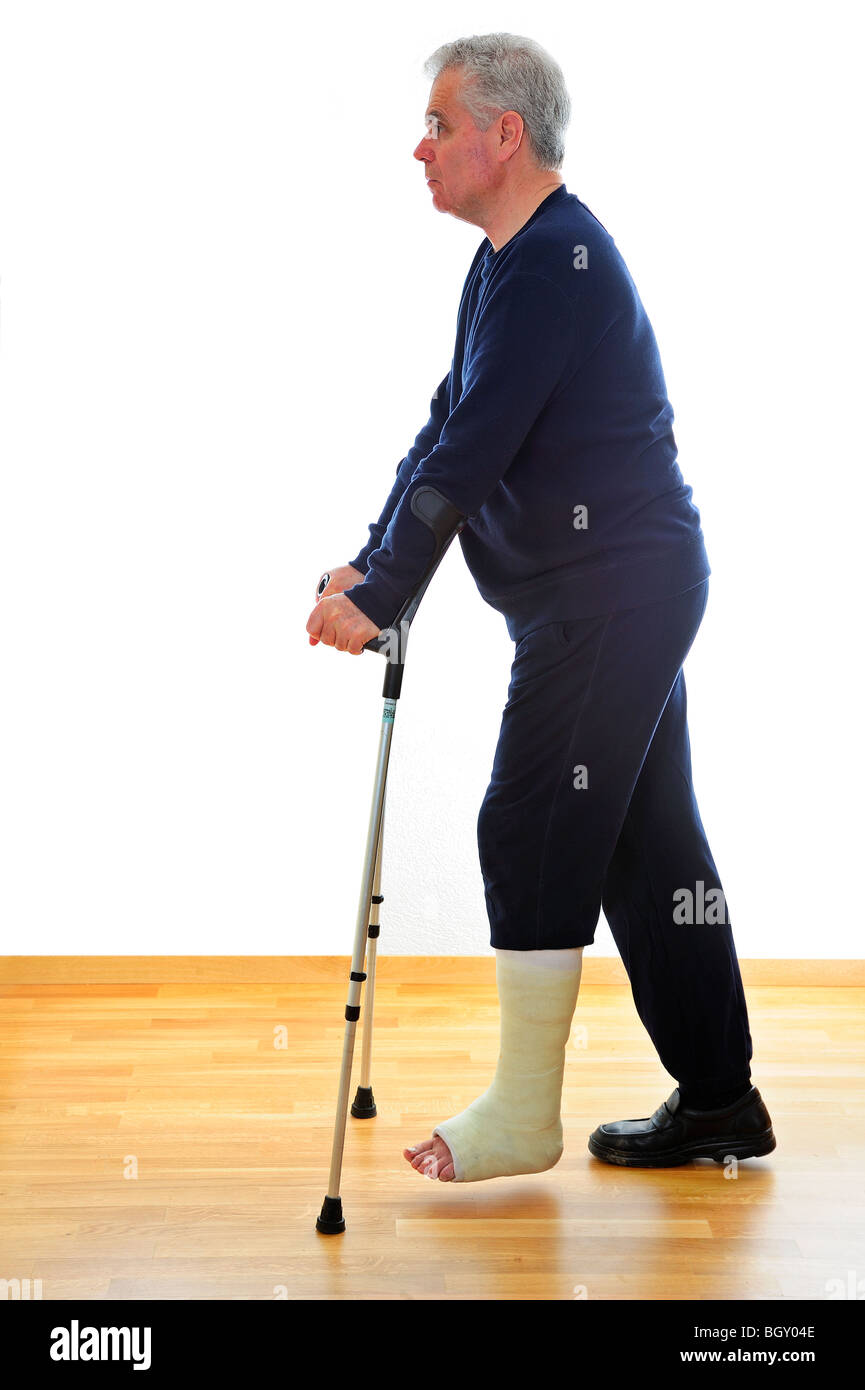 Bein Gebrochen Krücken Gips Mann Stockfotos und -bilder Kaufen - Alamy