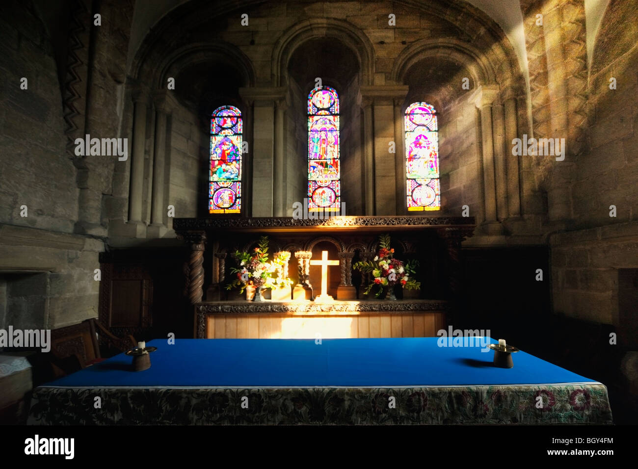 Kreuz beleuchtet -Fotos und -Bildmaterial in hoher Auflösung – Alamy