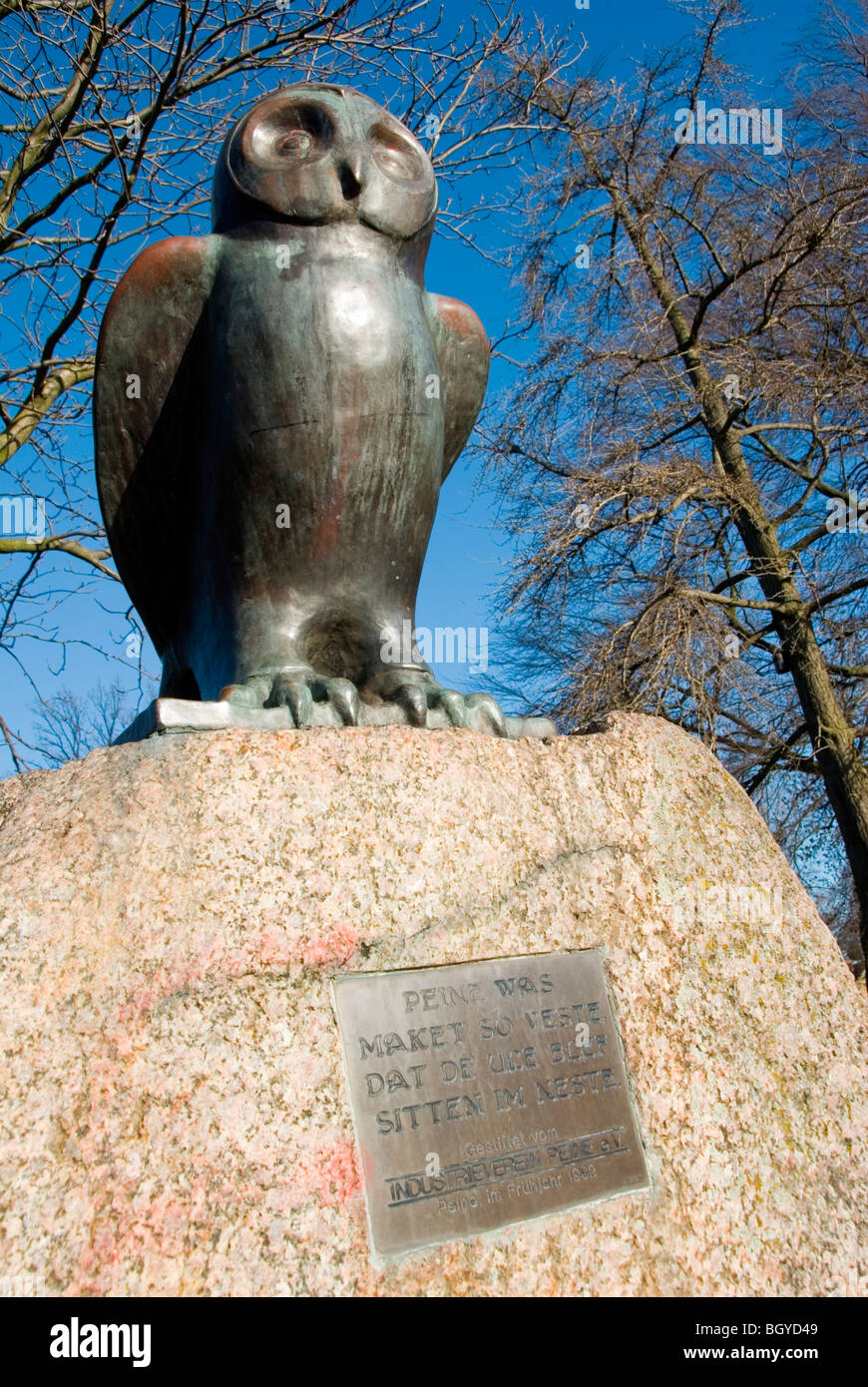 Bronze eulen -Fotos und -Bildmaterial in hoher Auflösung – Alamy