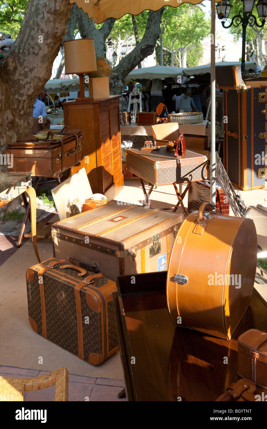 Second Hand Luxus Gepäck und Fälle auf dem Flohmarkt in Place des Lices ...