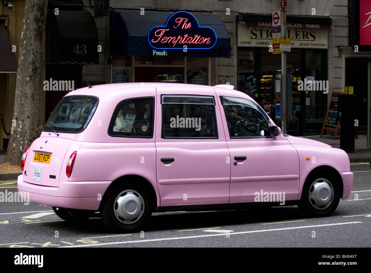 Pink taxi cab -Fotos und -Bildmaterial in hoher Auflösung – Alamy