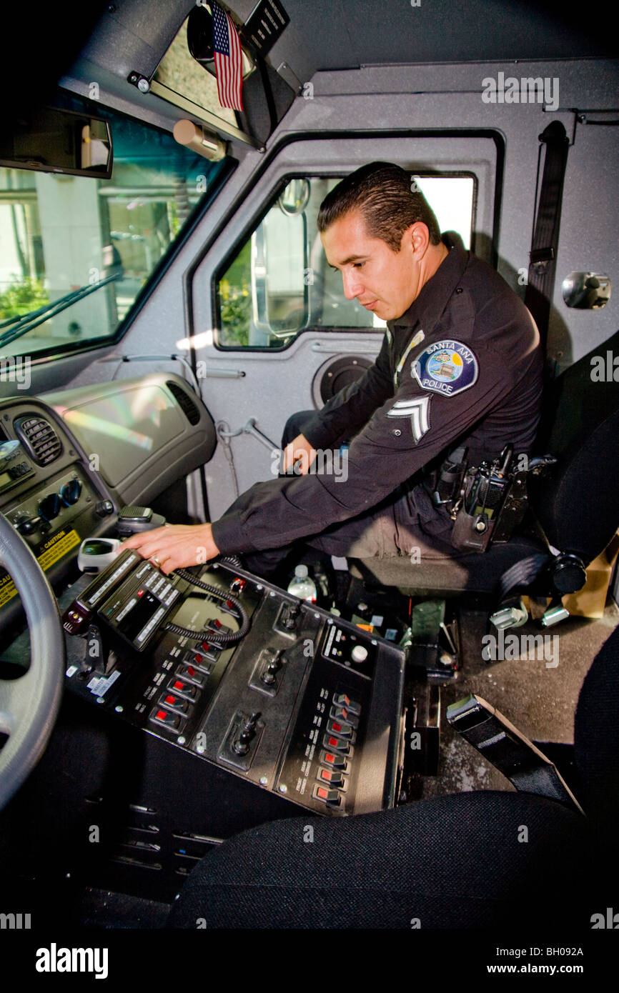 Ein Polizist (spezielle Waffen und Taktiken) SWAT Team untersucht die ...