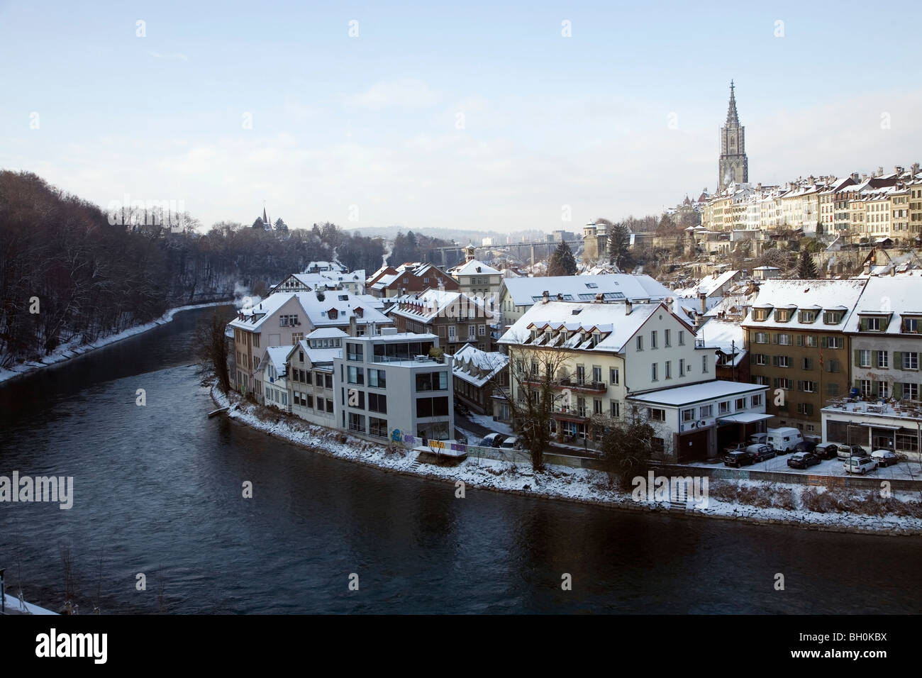 Ein Blick auf die Berner Altstadt (Altstadt) von der Aare mit dem Dom ...