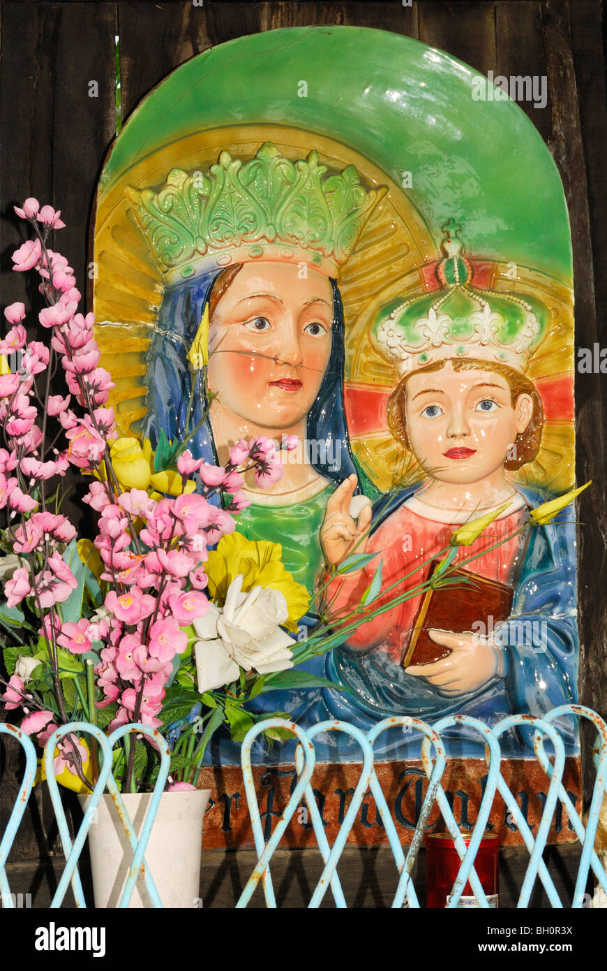 Schrein mit Bild Darstellung der Jungfrau Maria und Jesus tragen Kronen, dekoriert mit ...