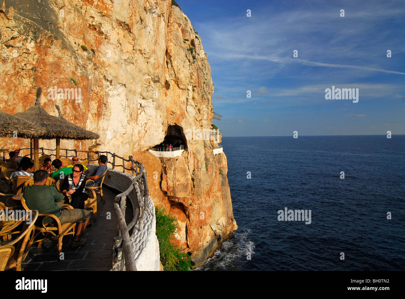 Bar und Disco in der Cova Vermietungsbüros Xoroi in den Klippen in der ...