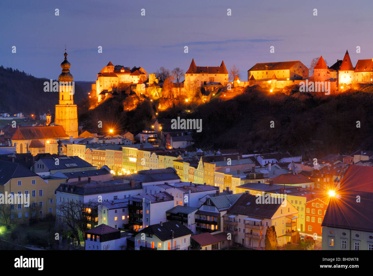 View of burghausen castle at night -Fotos und -Bildmaterial in hoher ...