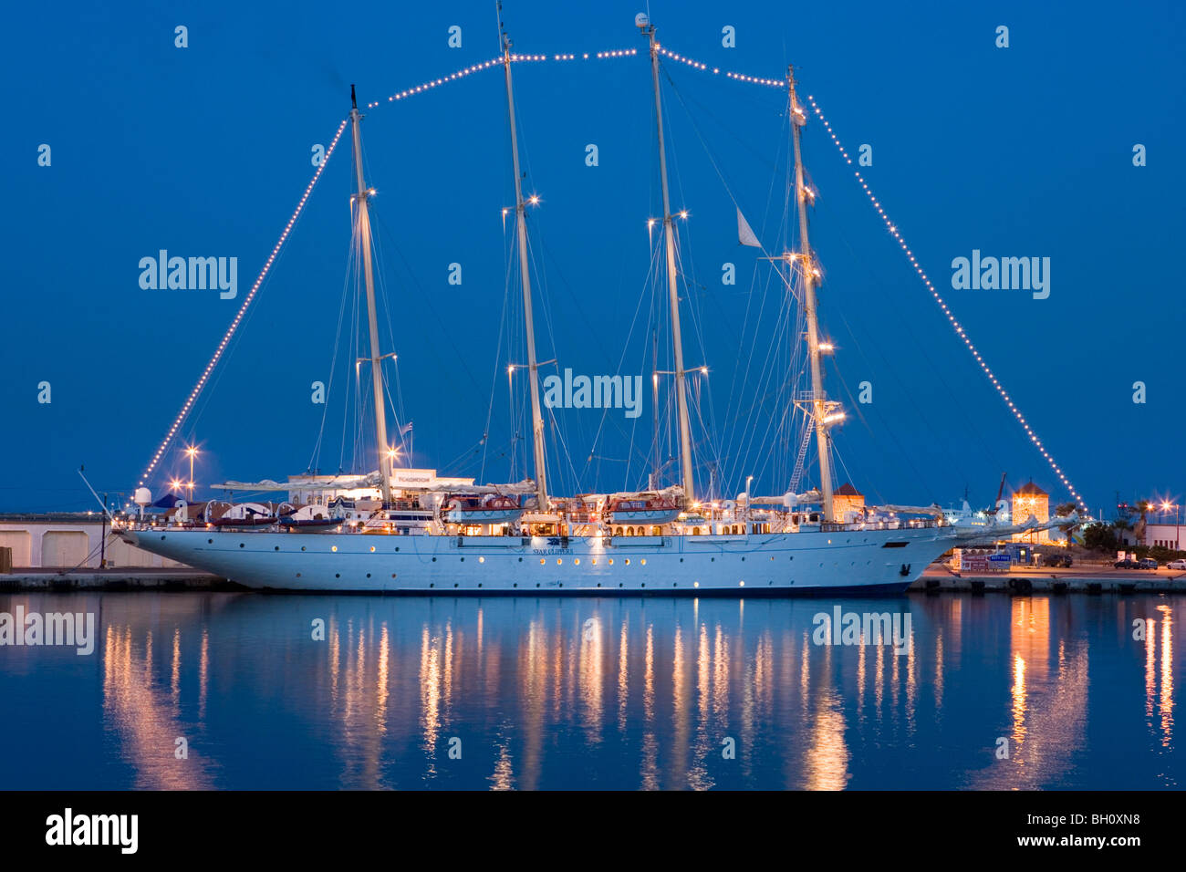 Das beleuchtete Segelschiff Star Clipper im Hafen von Rhodos am Abend ...