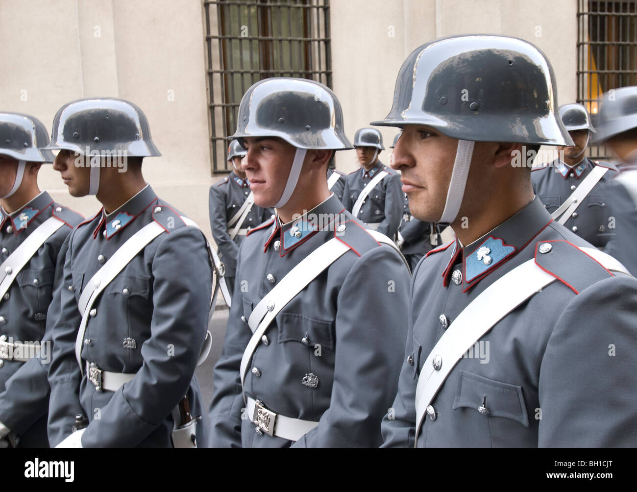 Armee-Ehrengarde am Präsidentenpalast La Moneda wartet ein ...