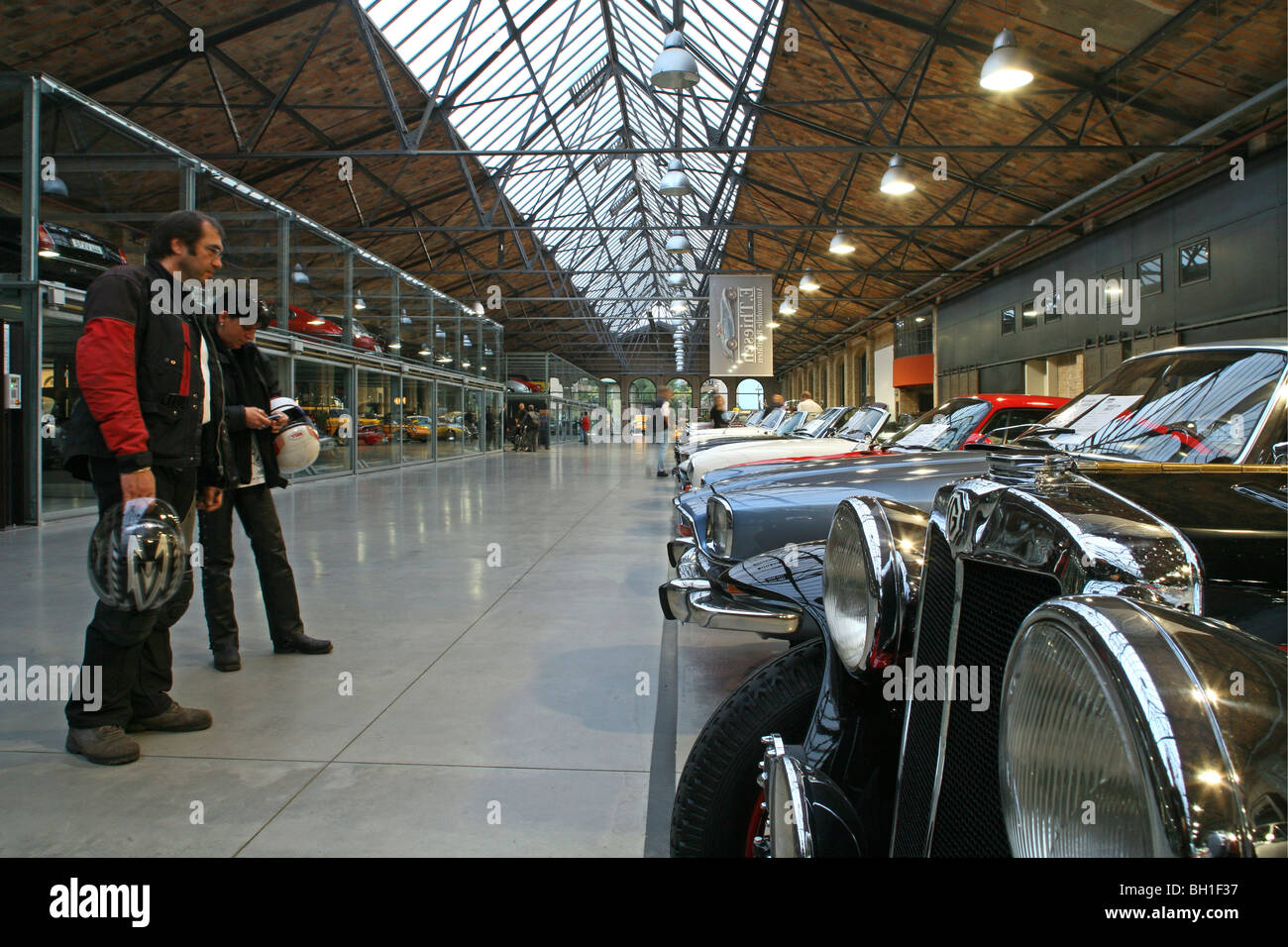 Oldtimer in der Halle des Berliner Meilenwerk, Moabit, Berlin ...